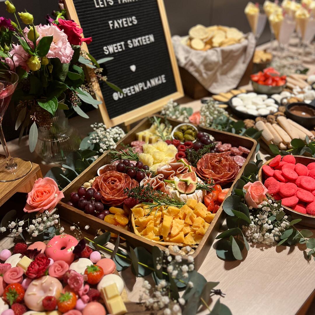 Sweet Sixteen grazing table voor 35 personen - Op een plankje